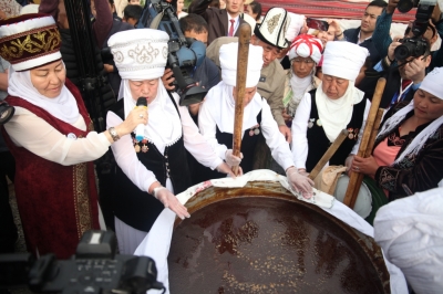 В Оше в столитровых казанах приготовили праздничный сумолок для гостей